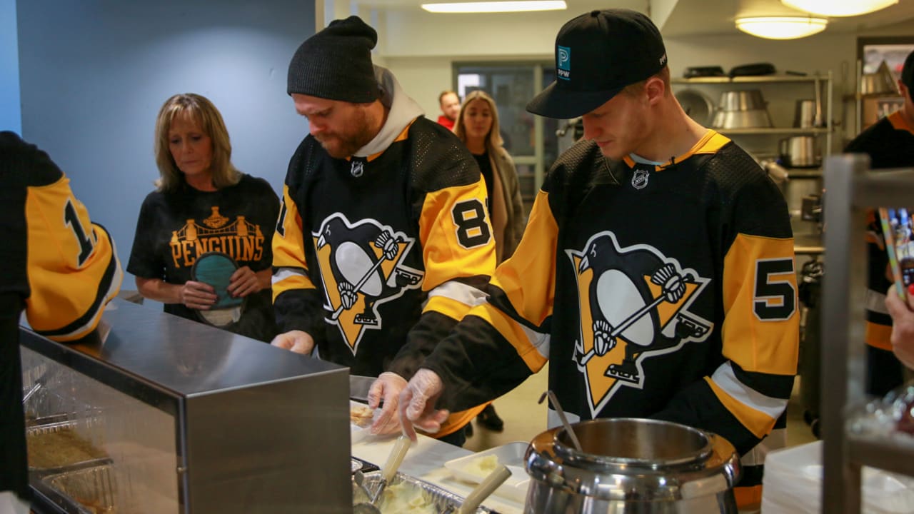 Pens serve Thanksgiving meal at Rainbow Kitchen | Pittsburgh Penguins