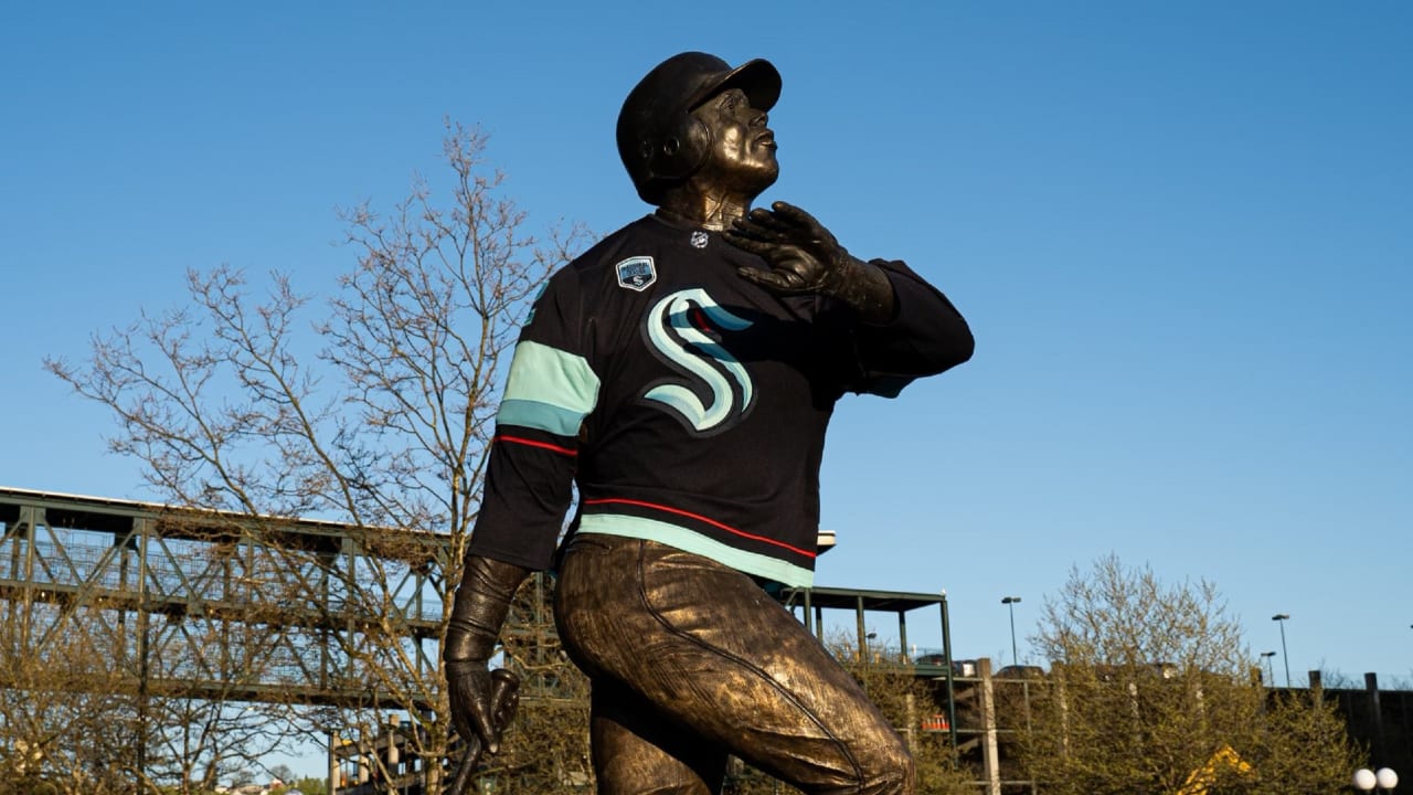 Mariners support Kraken with jerseys on statues ahead of Game 6 | NHL.com