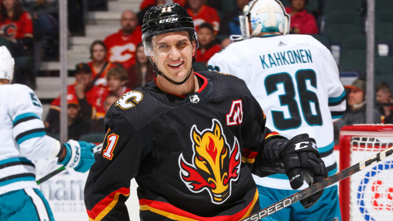 Backlund hyllad efter 900:e matchen i Flames | NHL.com/sv