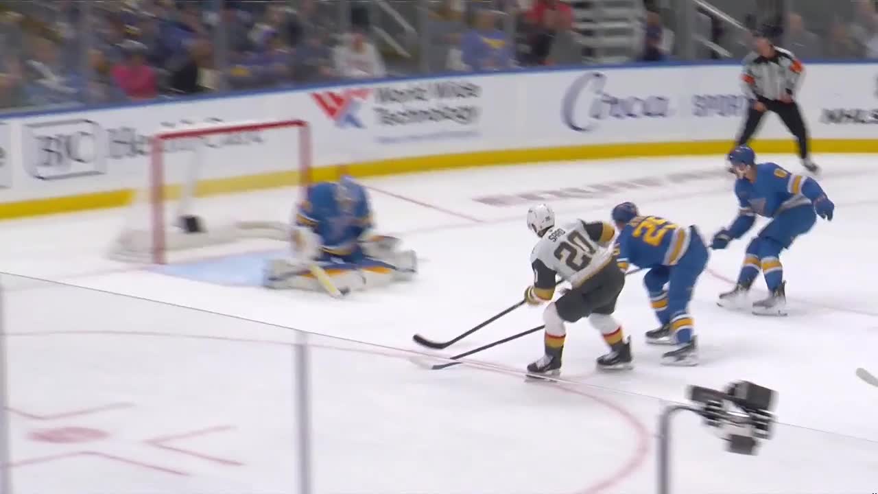 Saad bat Hofer entre les jambières | LNH.com