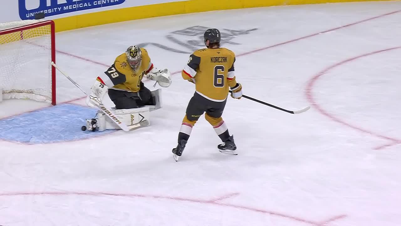 Le tir de Necas dévie derrière Hart | LNH.com