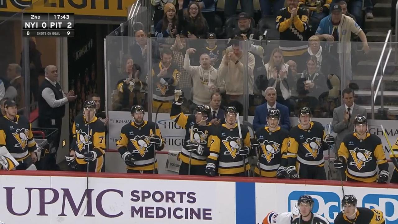 Crosby gets standing ovation after recording franchise-leading assist | NHL.com