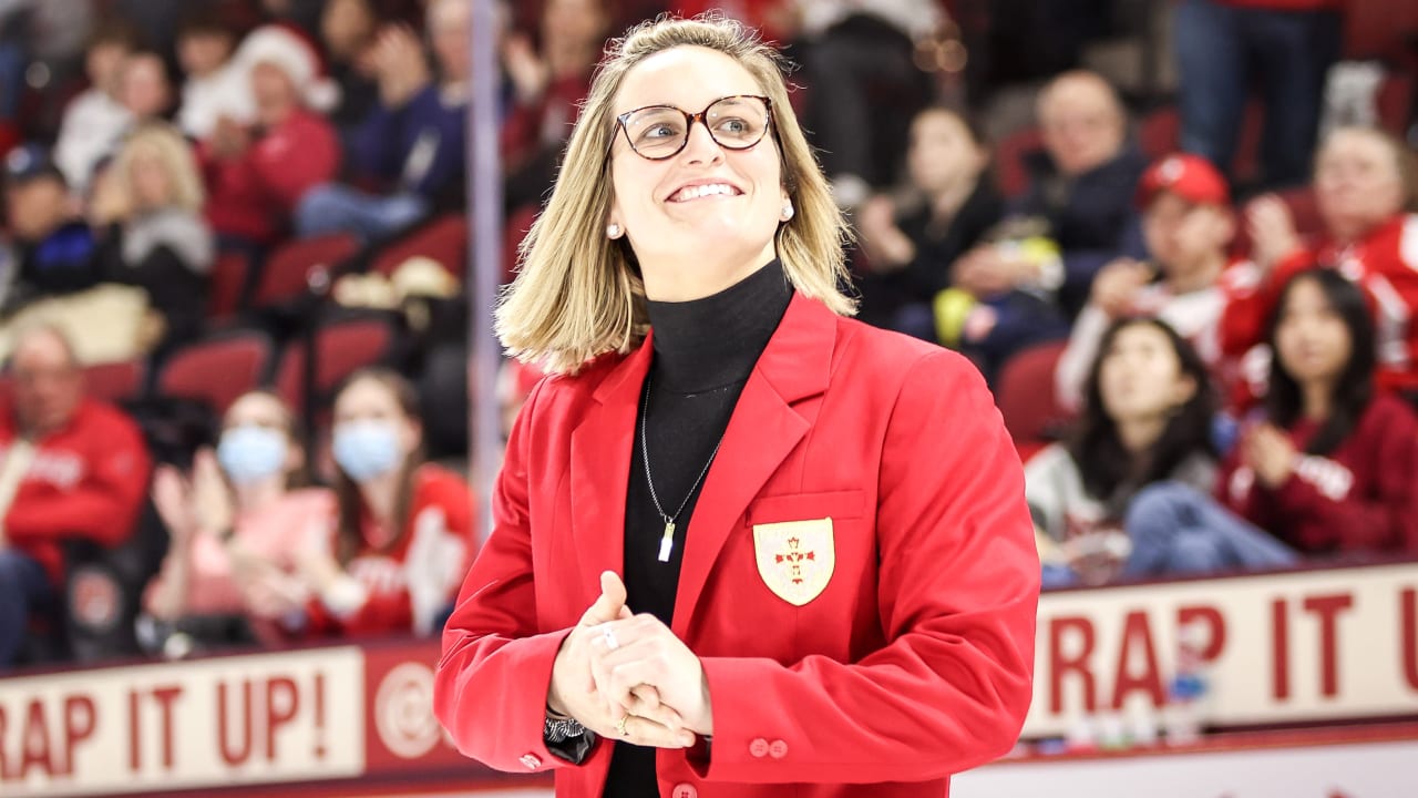 Poulin intronisée au panthéon des sports de l'Université de Boston ...