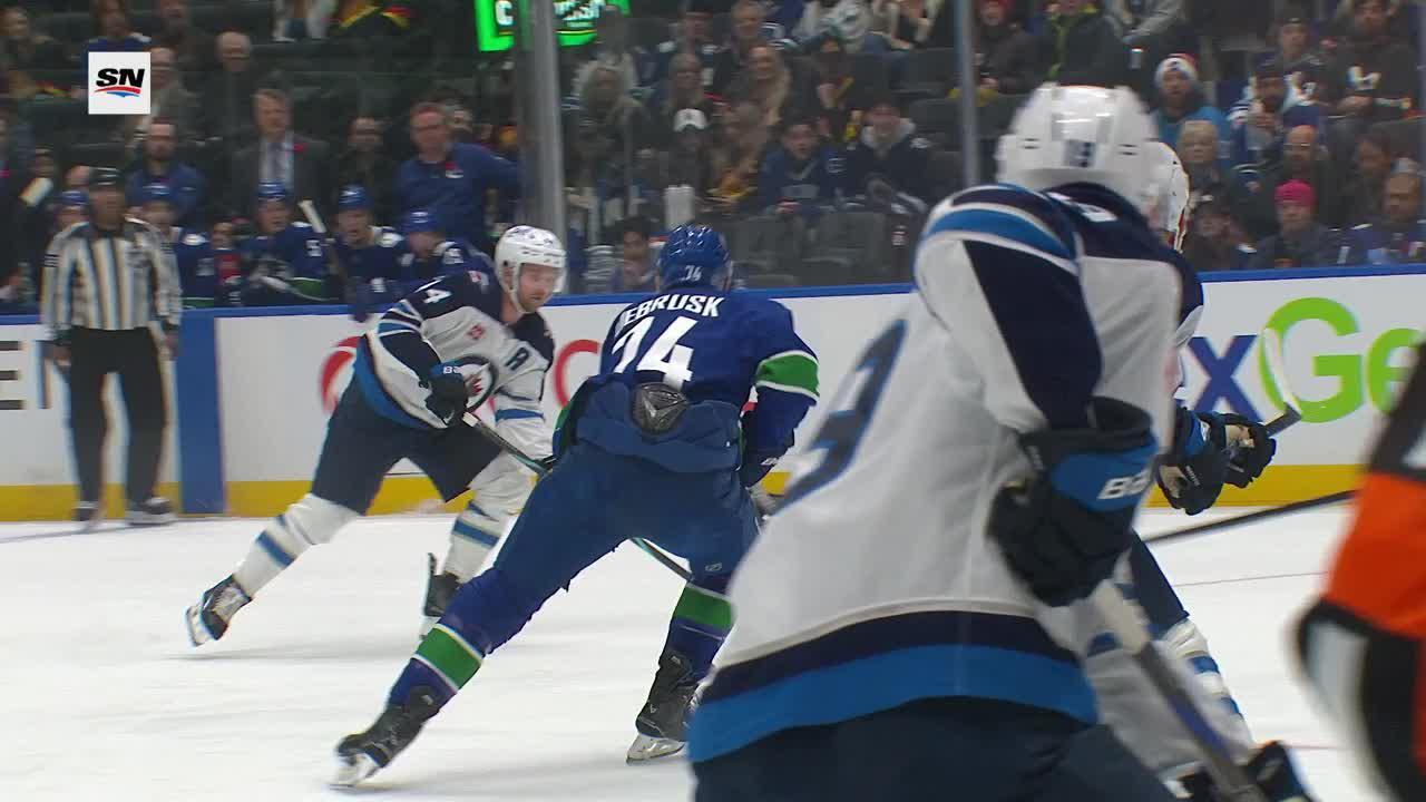 Toews complète la passe de Morrissey | LNH.com