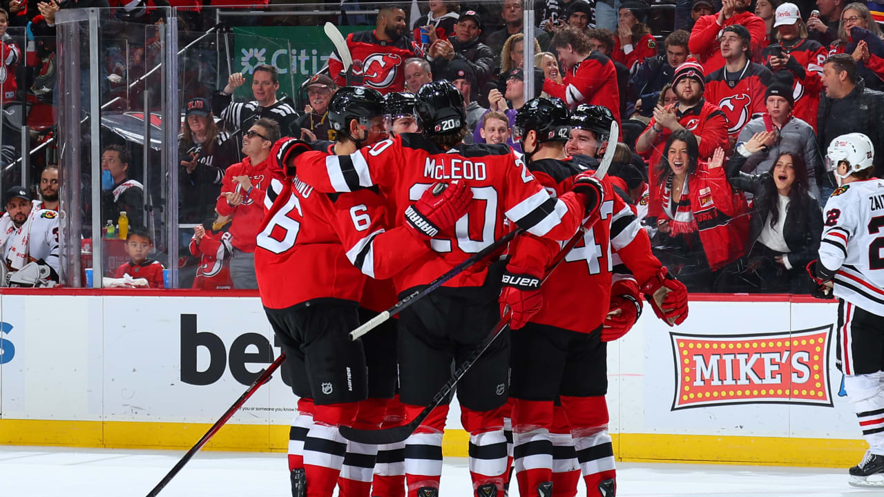 Les Blackhawks perdent Bedard et le match contre les Devils | LNH.com