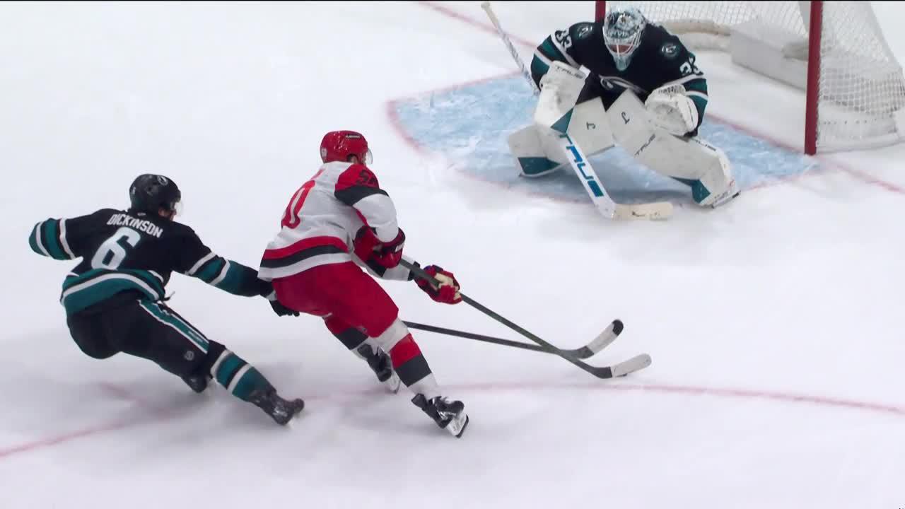 Robinson backhands it in | NHL.com