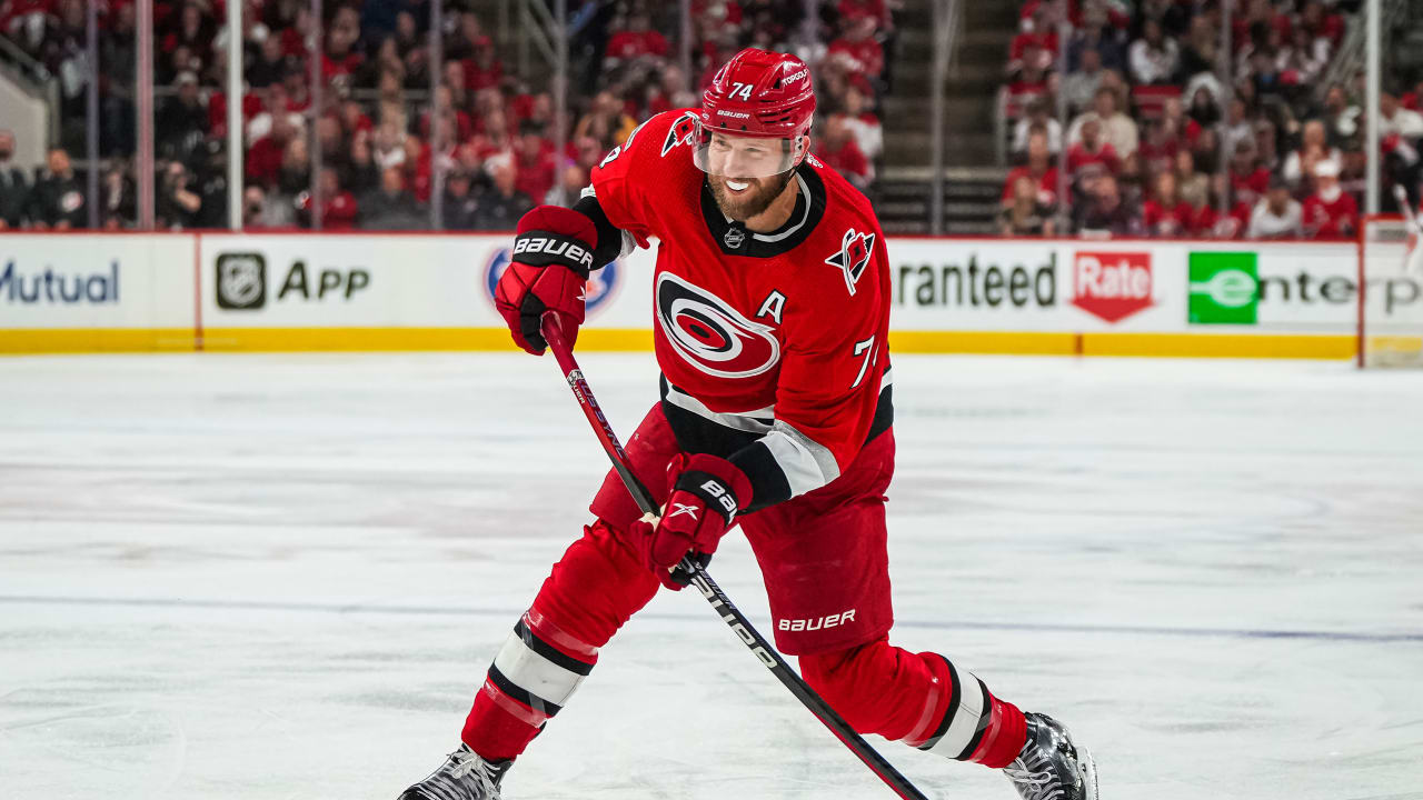 Le brio défensif de Slavin mis en évidence face aux Devils | LNH.com