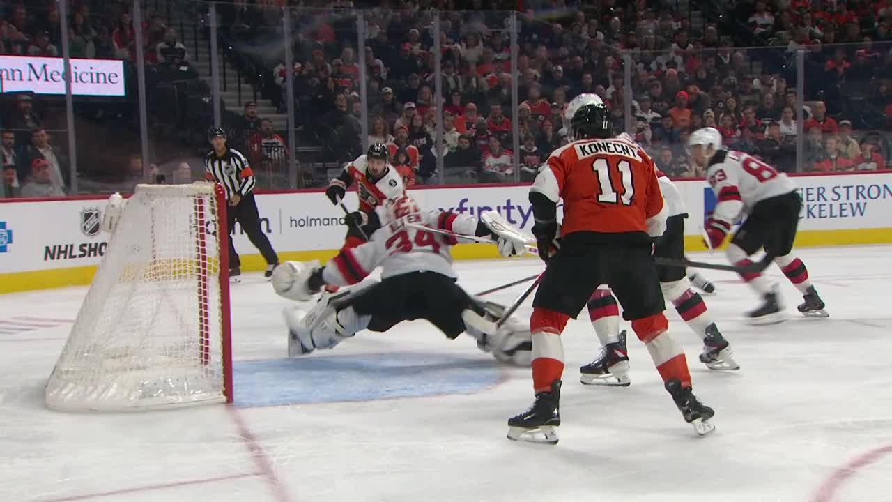 Cates reçoit un cadeau | LNH.com