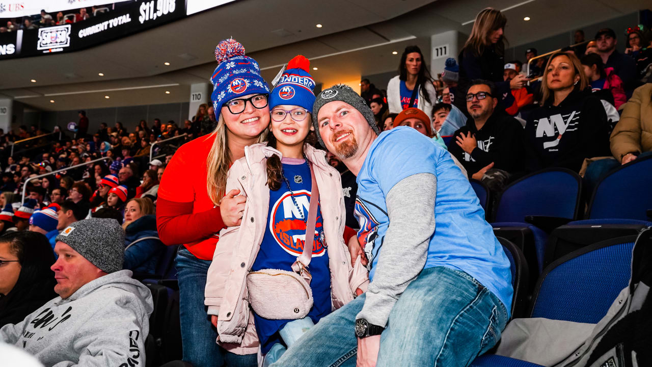 Islanders Treat Families to Holiday Game | New York Islanders