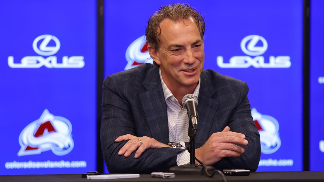 Joe Sakic aumenta su leyenda desde la oficina | NHL.com/es