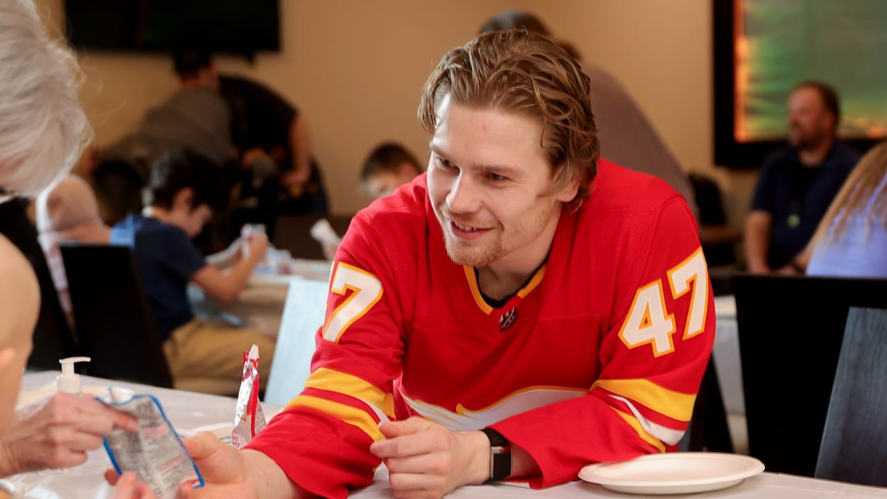 Photo Gallery - Visiting Ronald McDonald House | Calgary Flames
