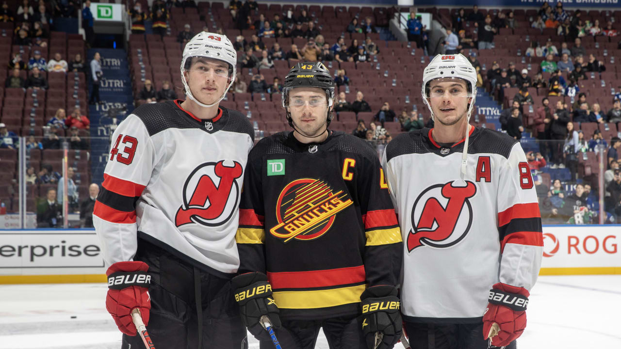 Trío de hermanos Hughes brillaron en histórico duelo | NHL.com/es