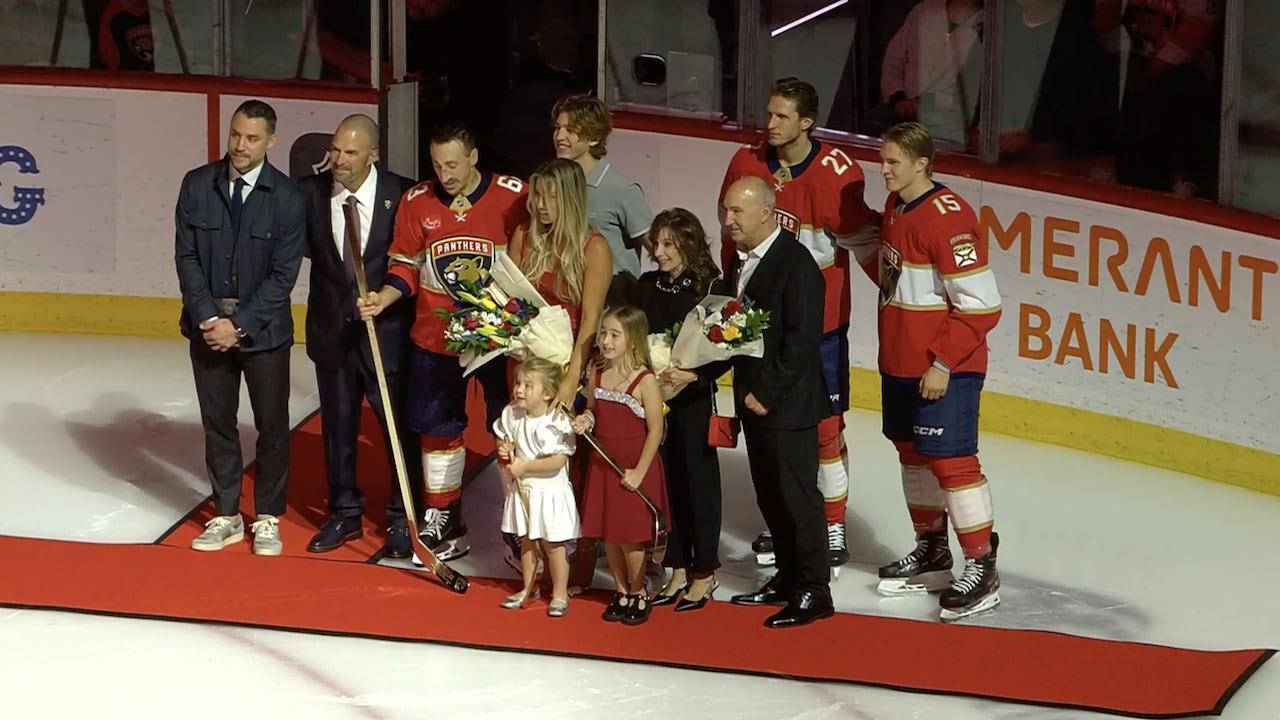 Marchand honoré pour son 1000e point | LNH.com