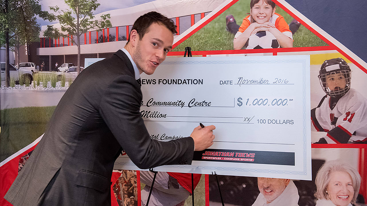 Jonathan Toews donates $1 million to community center | NHL.com