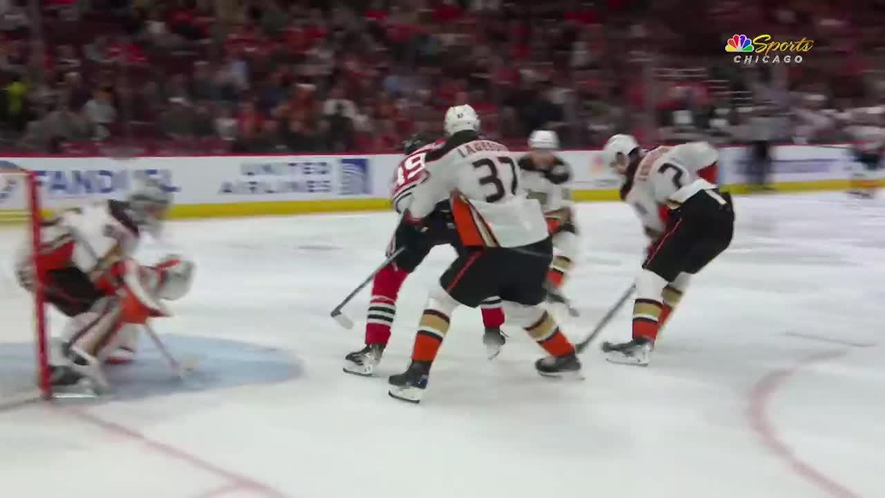 ANA@CHI: Entwistle Adds To Point Streak | Chicago Blackhawks