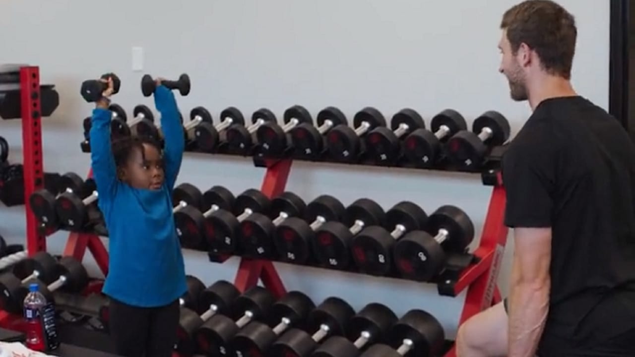 Slavin works out with daughter Emersyn, who shows him how it's done ...