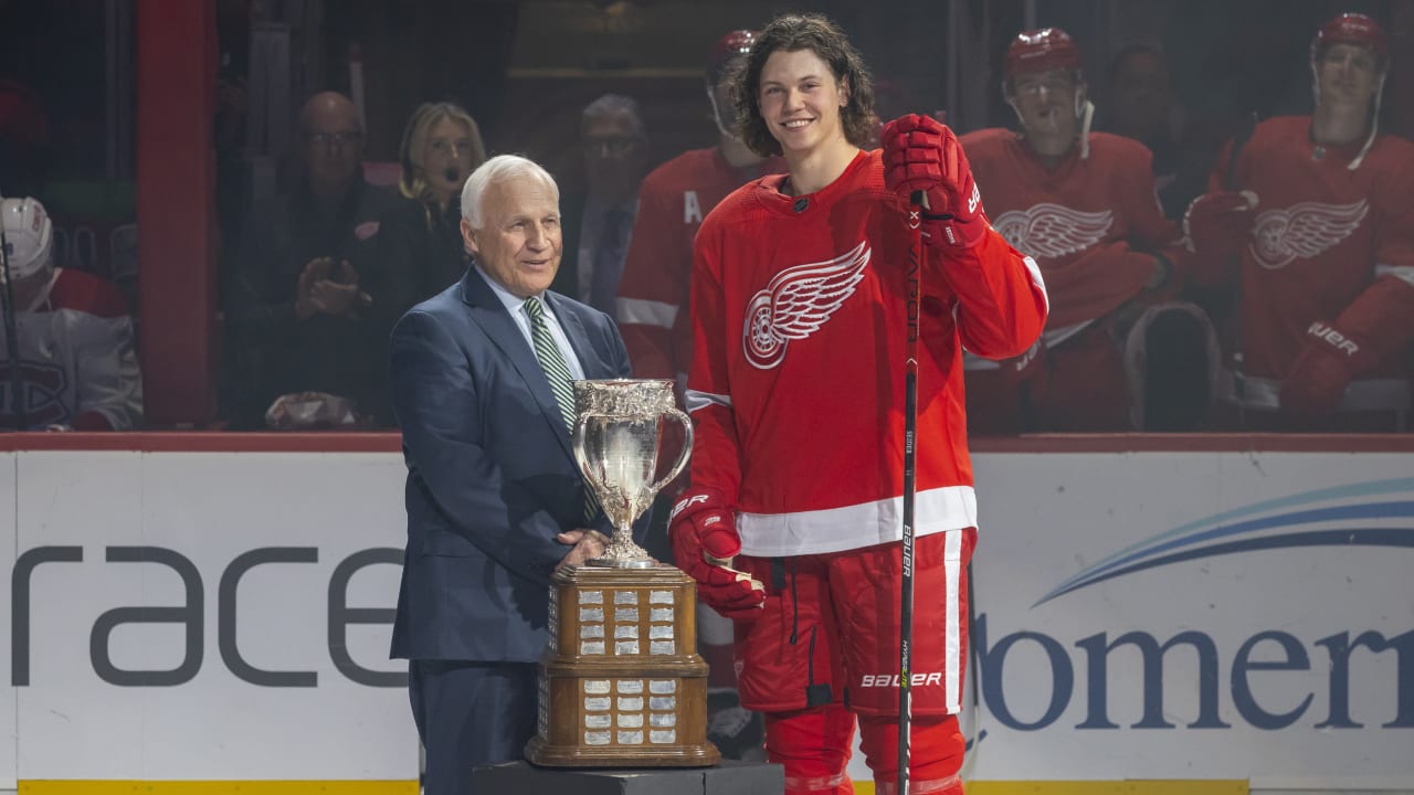 Seider vor Spielbeginn mit der Calder Trophy ausgezeichnet | NHL.com/de