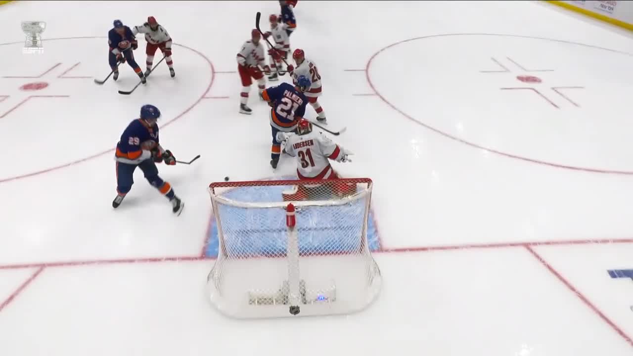 Nelson cleans up in front | NHL.com