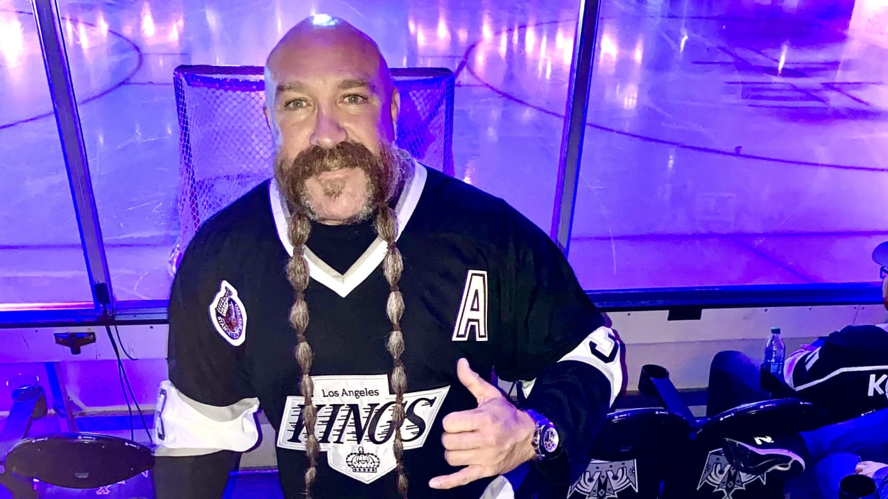 Mike Beltrán: réferi, detective, actor y amante del hockey | NHL.com/es