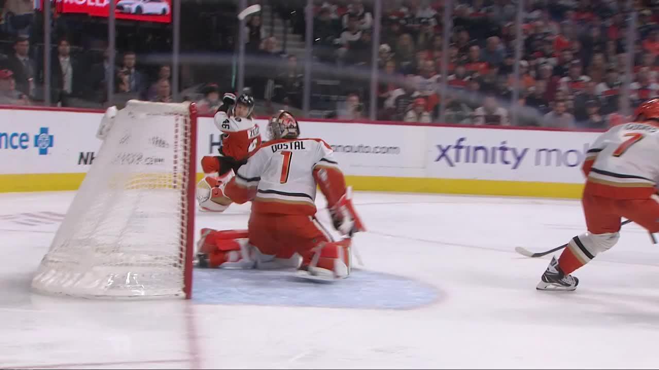 Zegras frappe sur réception | LNH.com