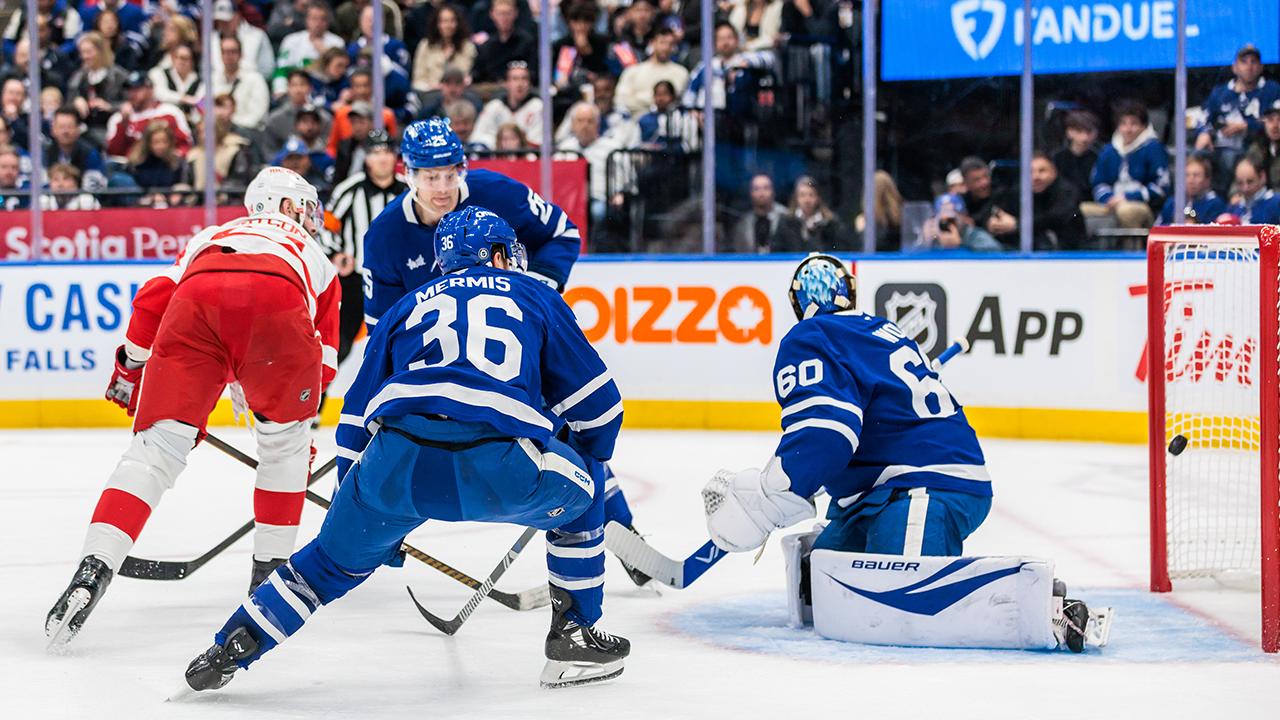 Watson roofs a backhand | NHL.com