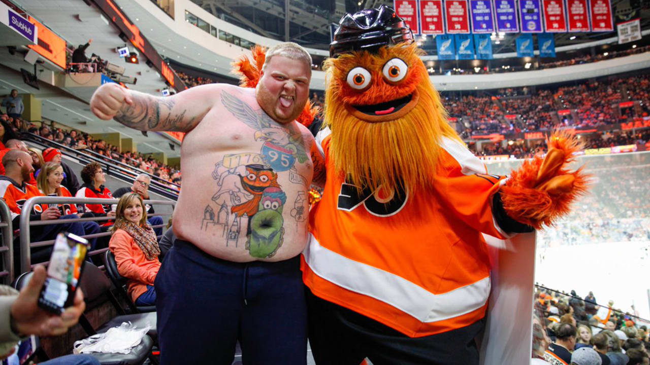 Gritty helps viral Philadelphia sports fan unveil new tattoo | NHL.com