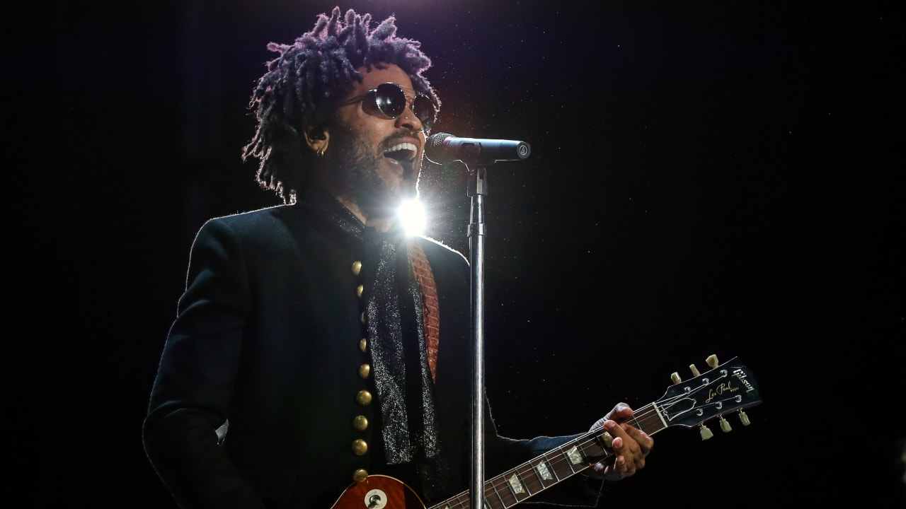 Penny Oleksiak strikes gold at Fan Village | NHL.com