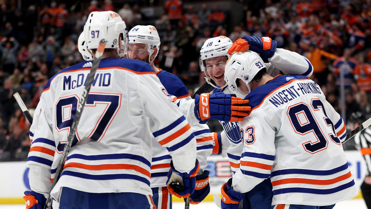 Nugent-Hopkins veredelt Oilers-Saison mit 100. Punkt | NHL.com/de