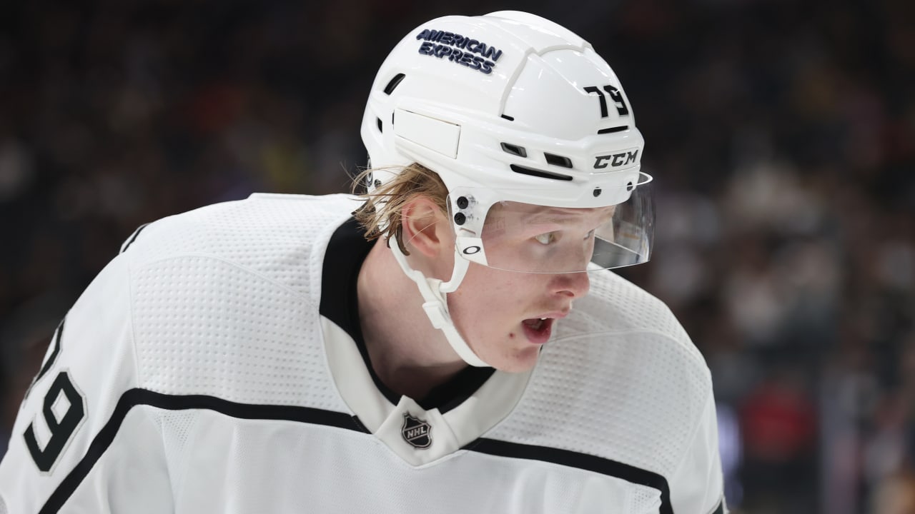 Työmies Samuel Helenius auttelee silloin tällöin myös osumilla | NHL.com/fi