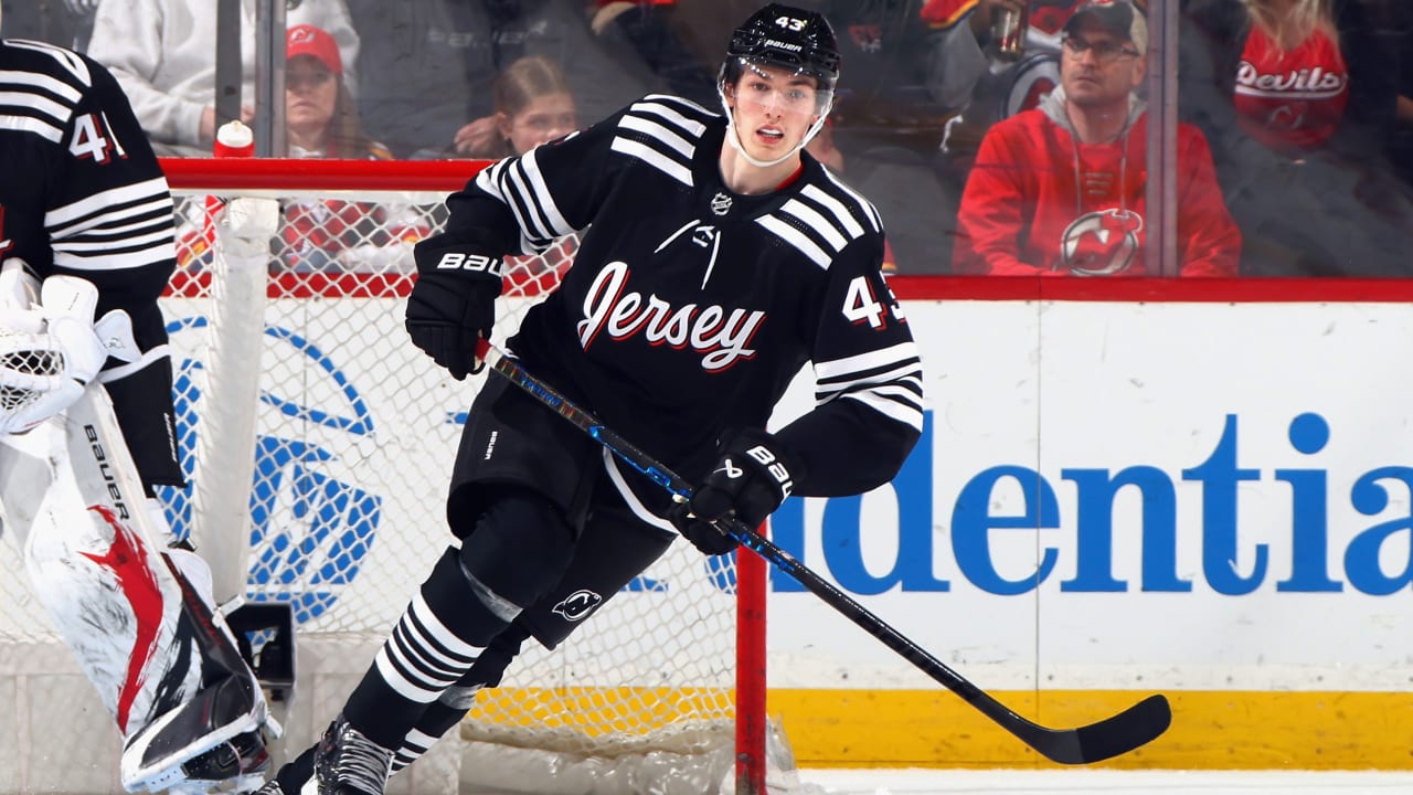 Luke Hughes sera un «pilier» des Devils, assure son frère Jack | LNH.com