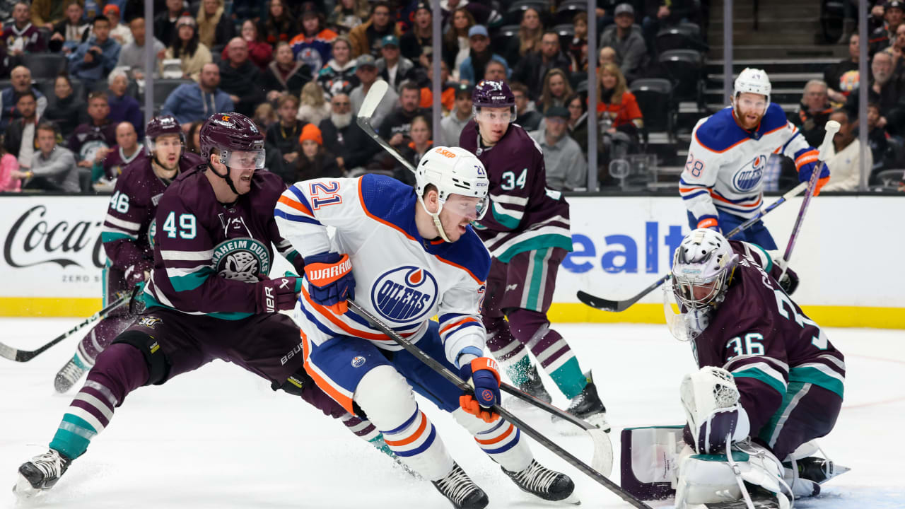 Gibson flashes the leather | NHL.com