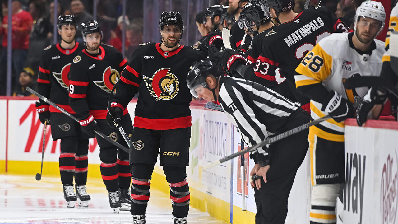 Perron tips puck home to earn 800th point | NHL.com