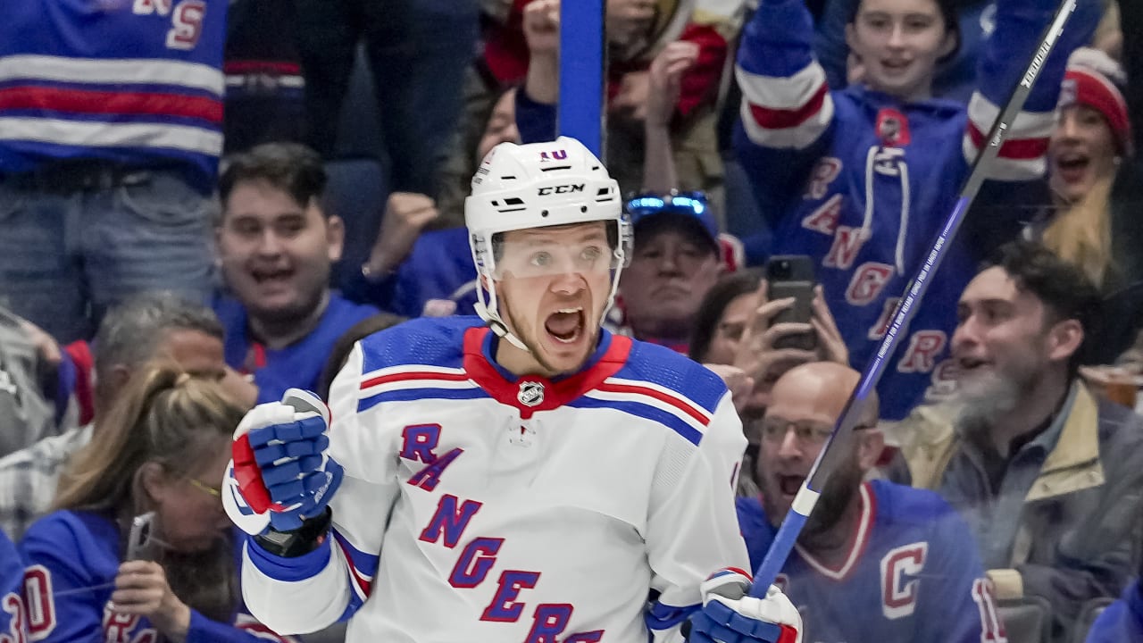 Artemi Panarin dominant face au Lightning | LNH.com