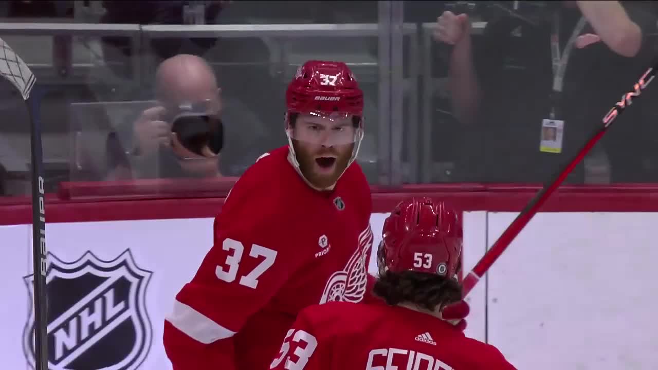 Compher compte du revers | LNH.com