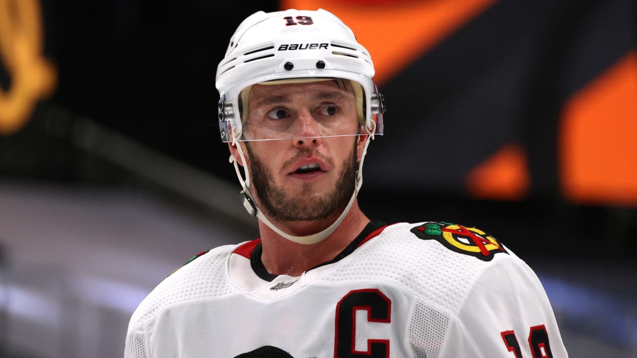 Malade, Jonathan Toews sera absent pour une durée indéterminée | LNH.com