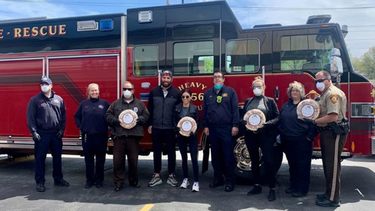 Maroon buys lunch for St. Louis heroes; Dubois gets food for 23 ...