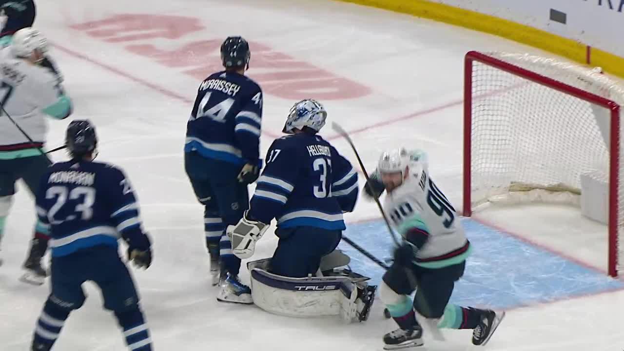Spectaculaire déviation de Tatar | LNH.com