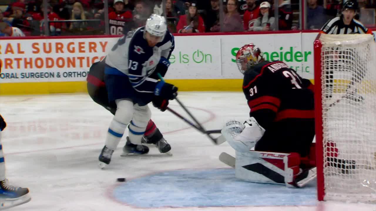 Andersen frustre Connor de la mitaine | LNH.com