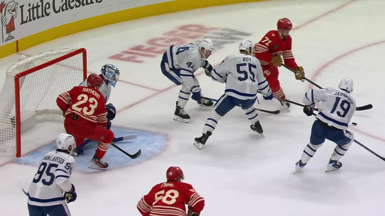 Raymond complète Larkin et fait 2-2 | LNH.com