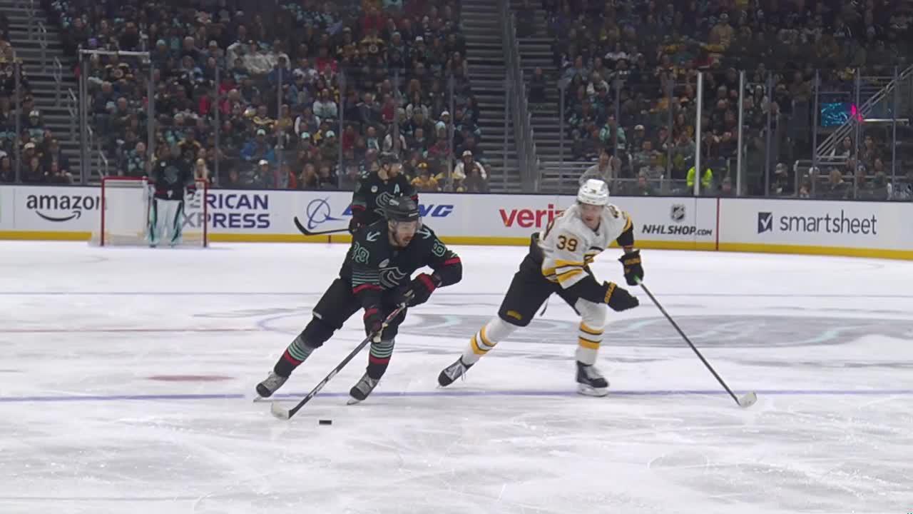 Gaudreau prépare le but de Kakko | LNH.com