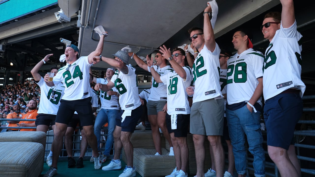 Islanders, Devils attend New York Jets home opener against Patriots ...