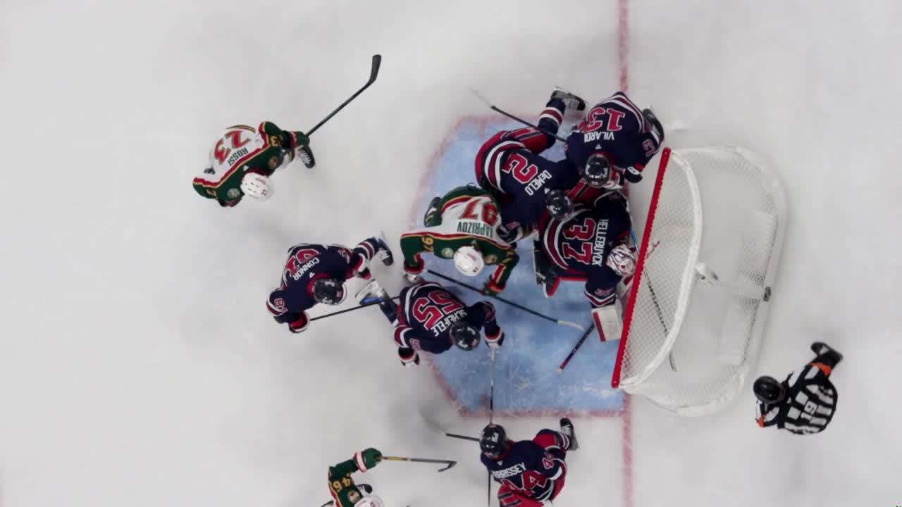 Kaprizov balaie le disque derrière Hellebuyck | LNH.com