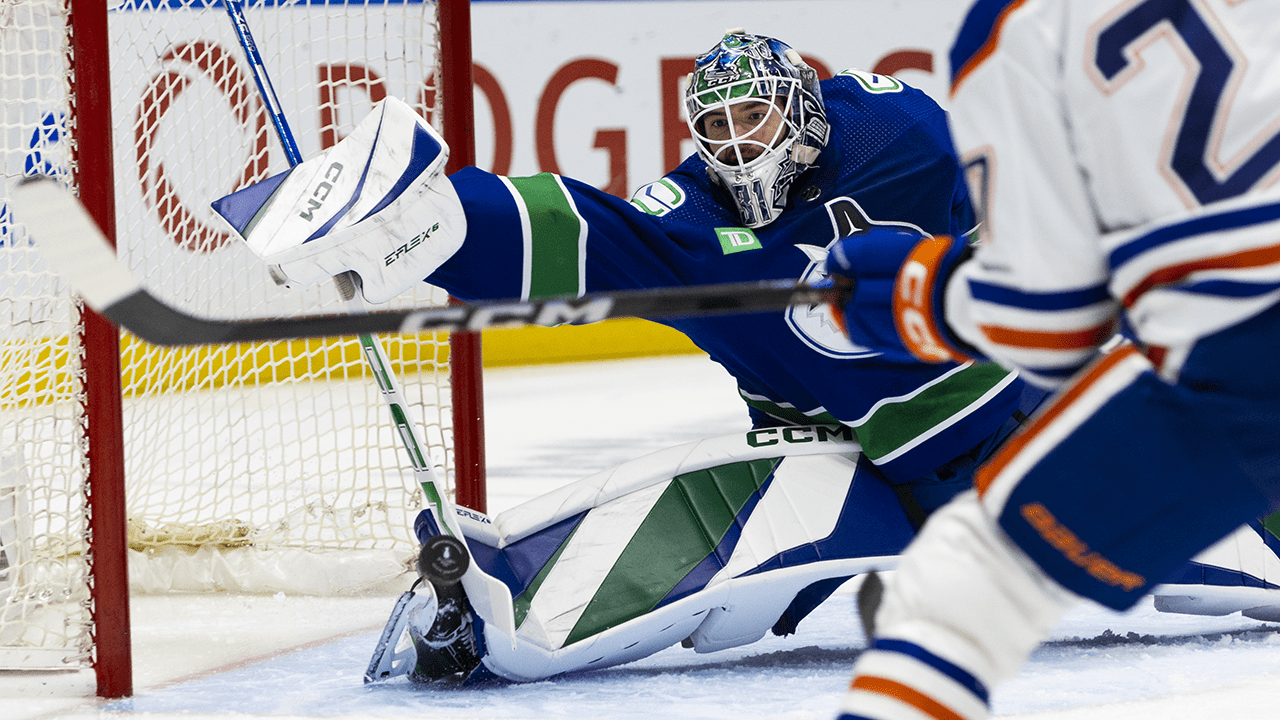 Silovs' remarkable early save | NHL.com