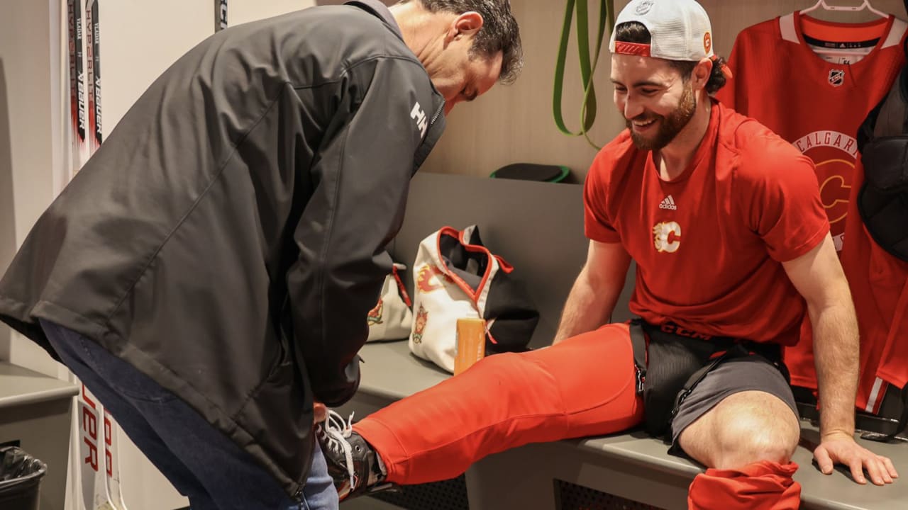 Flames dads help lace up their sons' skates before practice | NHL.com