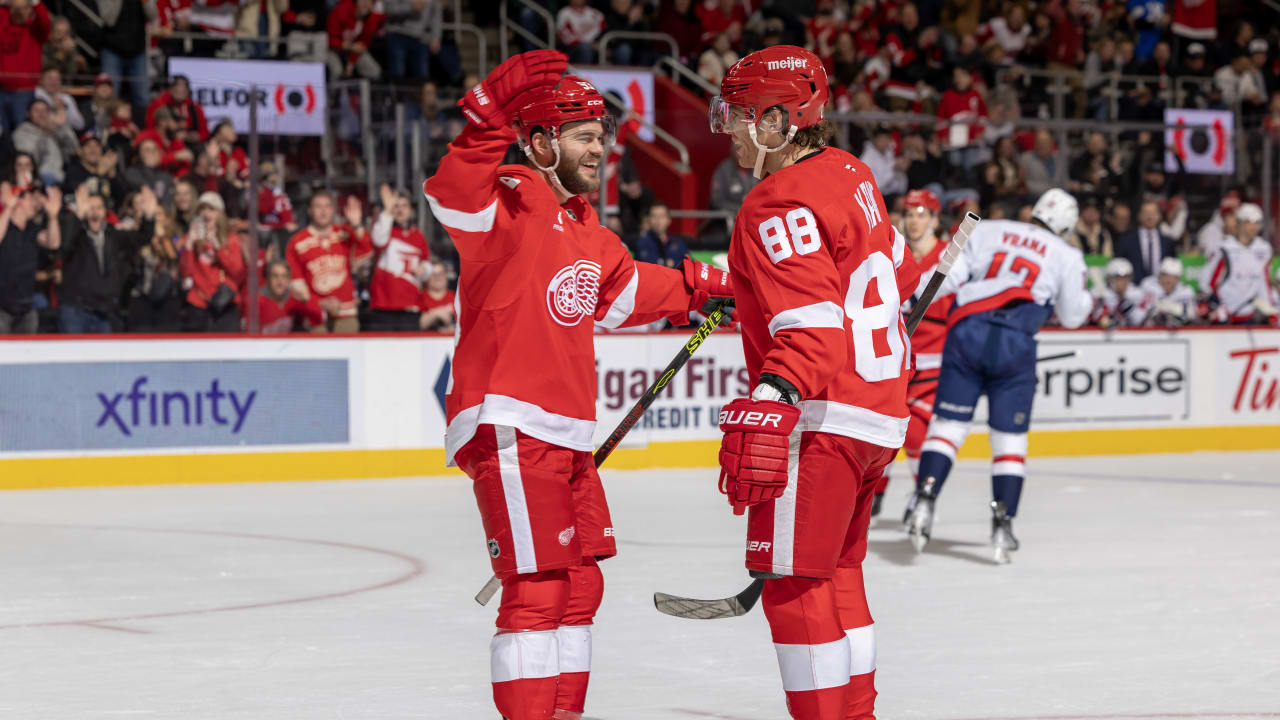 Les Red Wings offrent un premier gain à McLellan | LNH.com