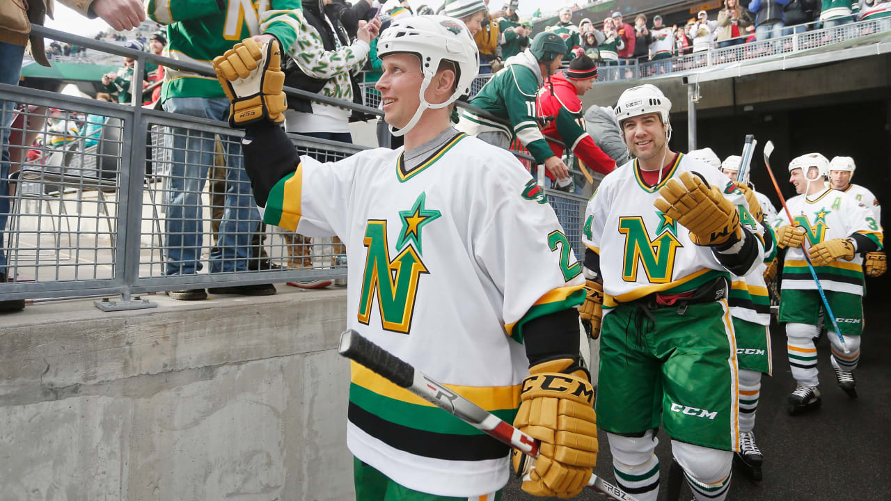 Chicago, Minnesota alumni bask in red carpet entrance | NHL.com