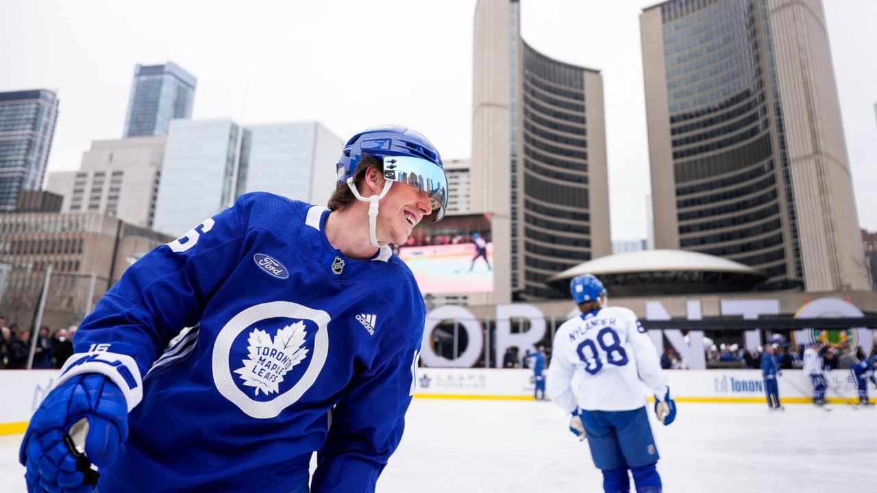 Maple Leafs annual outdoor practice draws crowd, dogs | NHL.com