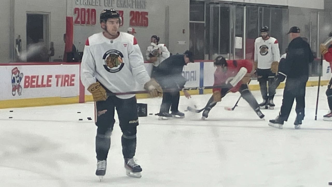 Baseball-Design: Blackhawks trainieren in Winter-Classic-Ausrüstung ...