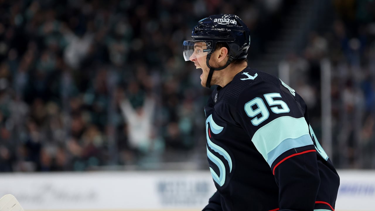 Burakovsky lights the lamp | NHL.com