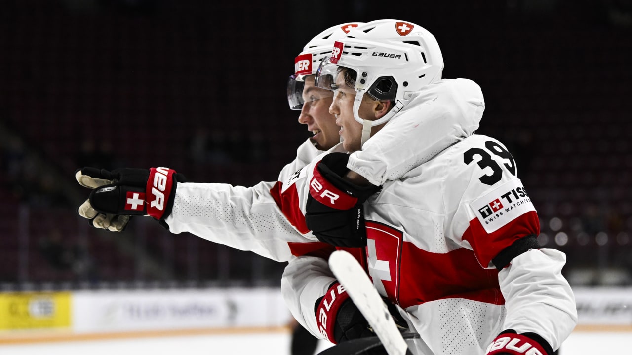 Switzerland World Junior team honors victims of ski resort fire | NHL.com